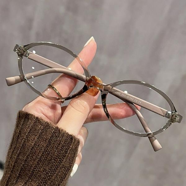 女性用のブルーライトカットメガネです。軽量ノンスクリュー設計で長時間の使用に適しています。ブルーライトカットレンズを搭載し、目の疲れを軽減します。小型オーバルフレームで小顔効果が期待できます。ピンク、タン、ライトブラウンの3色から選べます。...