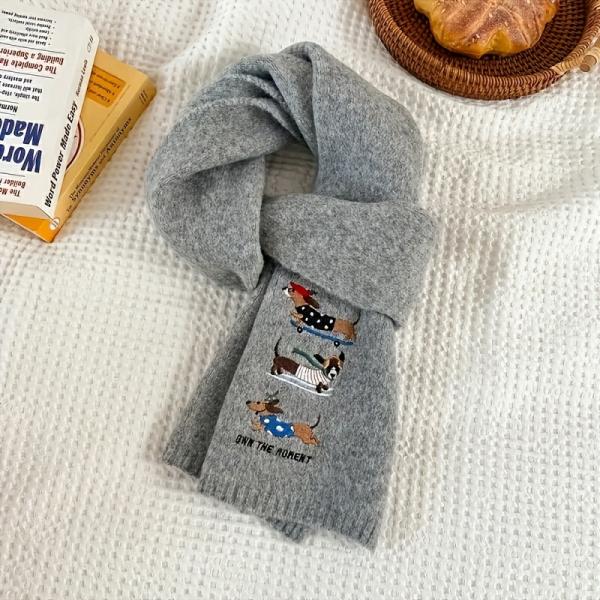 秋冬用のウールスカーフです。無地デザインに3匹の子犬の刺繍があしらわれています。ウール素材で保温性と柔らかさがあります。幅25cm×全長180cmのサイズです。男女問わず使用でき、日常使いや通勤、旅行など多様なシーンでご利用いただけます。サ...