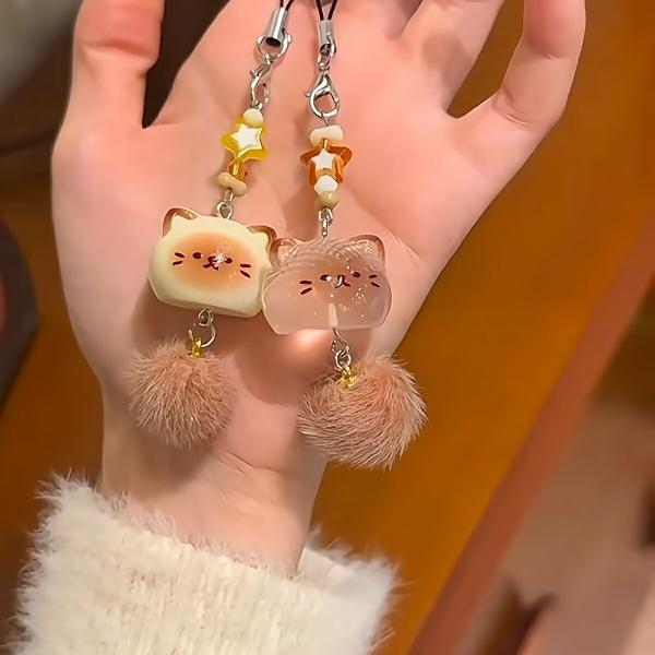 高品質なふわふわ素材を使用した子猫のペンダントチャームです。バッグやスマホケースなどに取り付け、日常使いやギフトにご利用いただけます。柔らかなフェイクファーの質感で、キーホルダーやバッグチャームとして多用途に使えます。素材はポリエステルと亜...