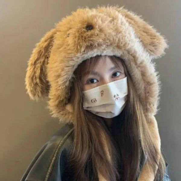 冬用のレディース犬耳帽子です。ふわふわの素材とソフトな毛皮トリムが特徴で、付属のスカーフで首元も暖かく保てます。素材はフリースと毛皮トリムを使用しています。頭囲は約55cmから60cmに対応しています。漫画風の子犬の耳がかわいらしいデザイン...