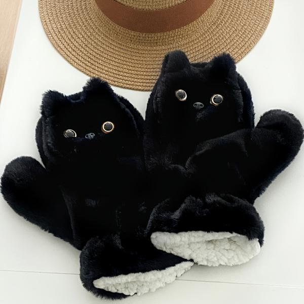 ブラックキャットのデザインが特徴的な冬用の厚手ミトンです。厚手素材で防風性と保温性に優れています。猫の肉球や子猫の顔のデザインがポイントです。プラスチックとポリエステル素材で耐久性があります。サイズは片手で幅約10cm×高さ約25cmです。...