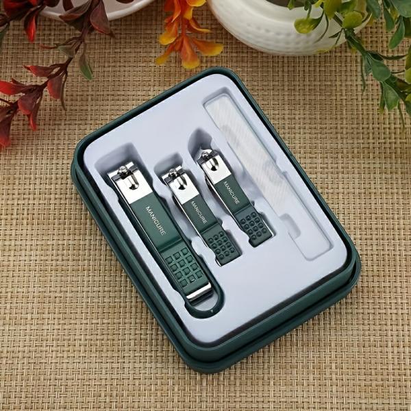 ネイルケアセットです。爪切りと専用ファイルがセットになっており、水しぶきを防ぐ設計です。ステンレス製の爪切りは耐久性があり、専用ファイルで仕上げられます。コンパクトなギフトボックスに入っており、持ち運びに便利です。サイズは手作業のため誤差が...