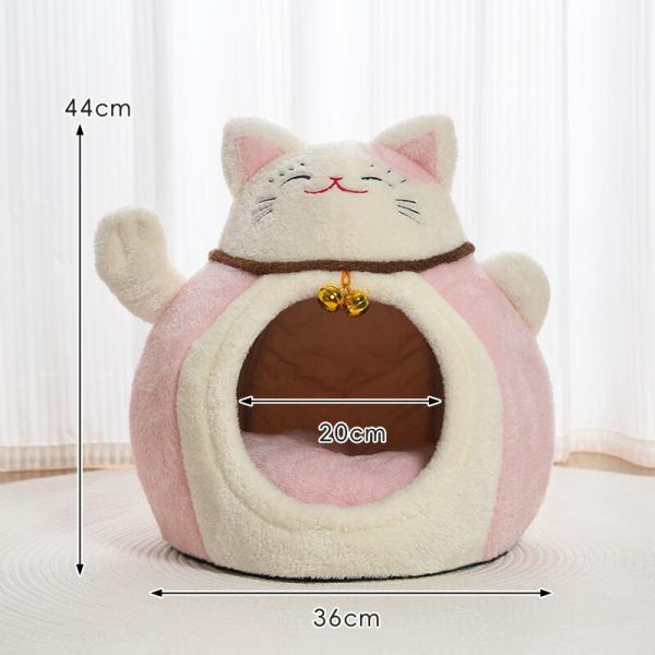 招き猫をモチーフにした、小型犬や猫用の厚手暖冬仕様ペットベッドです。半囲い構造で安心感があり、高密度保温綿で保温性に優れています。組み立て不要で、撥水加工ポリエステル生地はお手入れ簡単です。サイズは幅約45cm、高さ約30cm、奥行約38c...