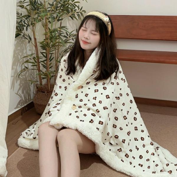柔らかなラムフリース素材を使用した厚手のブランケットです。ミルクベルベットボタンとキャラクターデザインが特徴です。素材はラムフリースとミルクベルベットボタンを使用しています。サイズは幅150cm×長さ200cmです。洗濯機で洗うことができま...