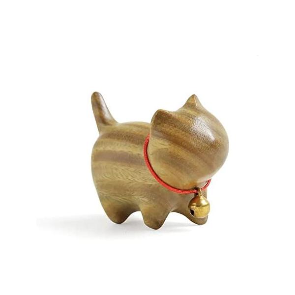 木製のガーデニング猫をモチーフにした招き猫置物の2個セットです。天然木(緑檀・黒檀)を使用した手作りの木製加工品です。サイズは約4.8cm×2.4cm×3.8cm(1個)で、玄関やリビングの装飾に適しています。サイズは手作業のため誤差が生じ...