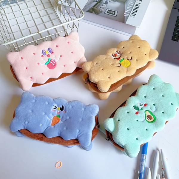 サンドイッチクッキーを模したデザインの大容量ペンケースです。プラスチック製で軽量かつ丈夫です。無地のシンプルな仕上げで、ペンや小物を多く収納できます。サイズは約幅18cm×高さ6cm×奥行4cmです。サイズに誤差が生じる場合があります。色味...