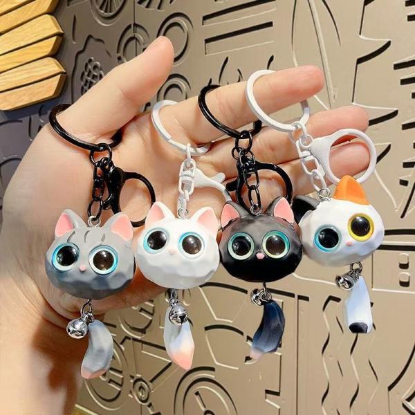 立体感のあるレジン製ビッグアイキャットのフィギュアです。キーホルダーやペンダント、デスクの飾りとしてお使いいただけます。頭からしっぽまで一体成型の3Dデザインです。2体のキャットヘッドがしっぽでつながったテールキャット構造を採用しています。...