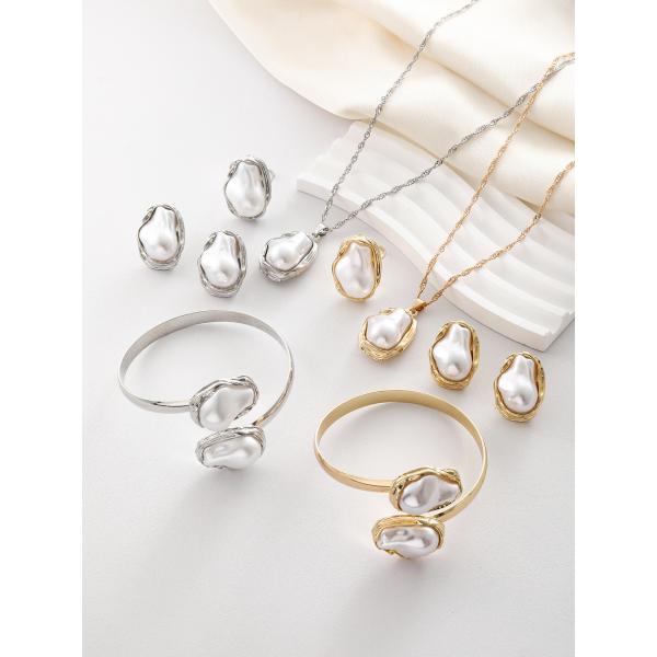 ヨーロッパ風のバロック調デザインが特徴のシュープレスパールジュエリーセットです。素材は合金で、カラーはゴールドとシルバーがあります。電解メッキ処理を施しています。セット内容はネックレス、ブレスレット、イヤリング、指輪の4点です。水や汗、化粧...