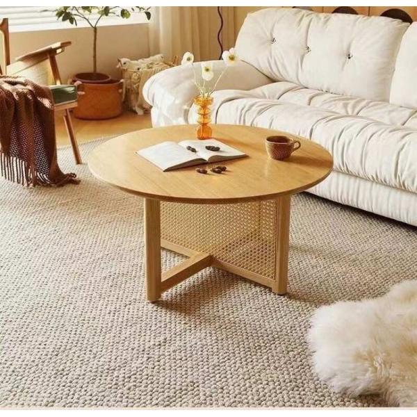 丸型のローテーブルです。天然木フレームを使用した木製のテーブルで、下部に収納棚が付いています。素材はラバーウッドとラタンです。高さは40cm、サイズは直径60cmです。リビングのセンターテーブルや和室の座卓、ベッドサイドテーブルとしてお使い...