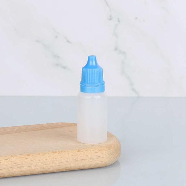 プラスチック製のスクイーズ式ドロッパーボトル(空容器)の50個セットです。DIYコスメやアロマオイルの詰め替えなどにご利用いただけます。素材はプラスチック、カラーはブルーです。サイズは3ml、5ml、10ml、15ml、20ml、30ml、...