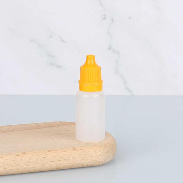 プラスチック製のスクイーズ式ドロッパーボトル、50個セットの空容器です。DIYコスメや詰め替え用にご利用いただけます。素材はプラスチック、カラーはオレンジです。サイズは3ml、5ml、10ml、15ml、20ml、30ml、50ml、100...