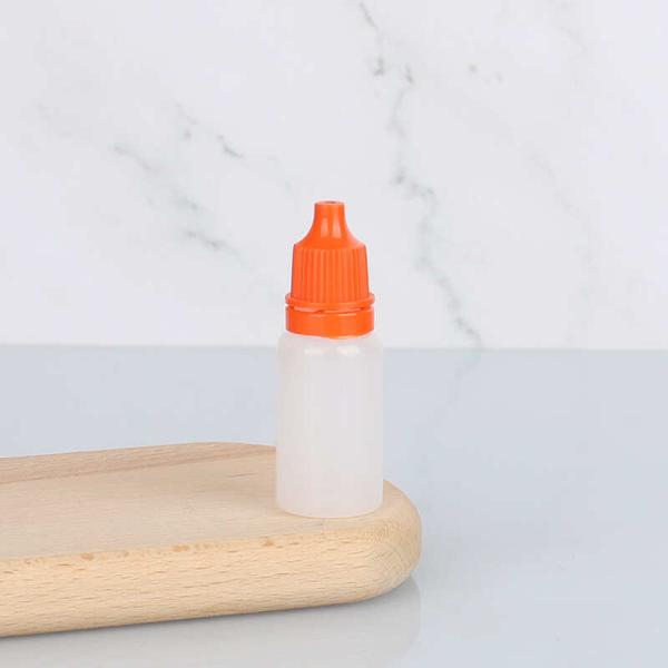 スクイーズ式のプラスチック製空ボトルです。DIYコスメやアロマオイルなどの液体の詰め替え、保存にご利用いただけます。素材はプラスチック、カラーはオレンジレッドです。容量は3ml、5ml、10ml、15ml、20ml、30ml、50ml、10...