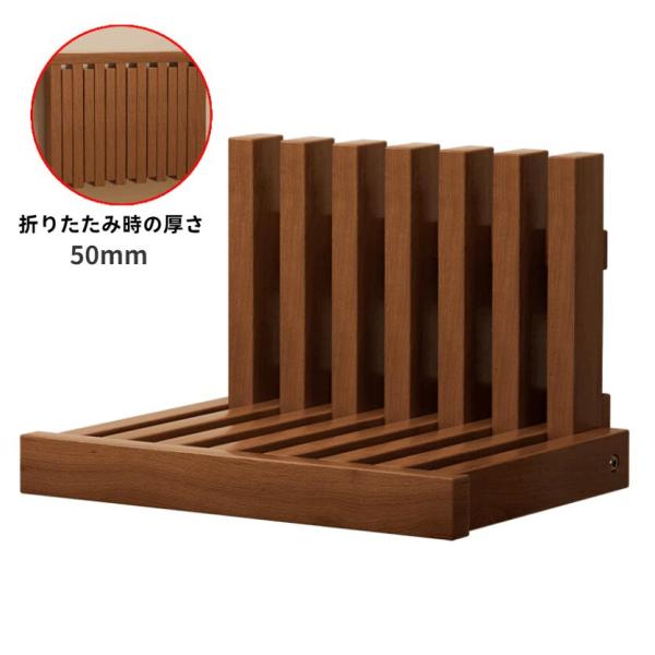 壁に掛けて収納できる折りたたみスツールです。ウォールナット色のラバーウッド製で、使わない時はコンパクトに壁面に収納できます。玄関、廊下、浴室などの狭いスペースでの使用に適しています。浴室使用時は水気を拭き取ってください。商品の色は、光の加減...