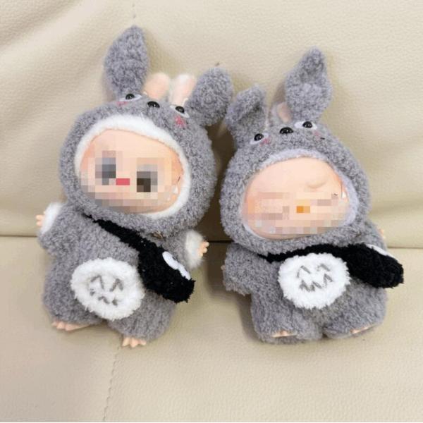 POPMARTのラブブ(Labubu)ぬいぐるみ(15cm・17cmサイズ)専用の手作りドール衣装セットです。ポリエステル素材で作られた、THE MONSTERS Exciting Macaronデザインの猫スタイルの服です。本品はドール服...