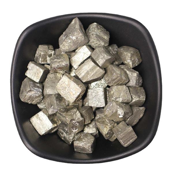 天然のピリティス(黄鉄鉱)の原石標本です。結晶の形状や金属光沢を観察できます。素材は黄鉄鉱です。理科教材や鉱物コレクション、デスクインテリアとしてお使いいただけます。内部の氷裂や表面のキズ、凹みは天然の特徴です。研磨・仕上げのため、画像と形...