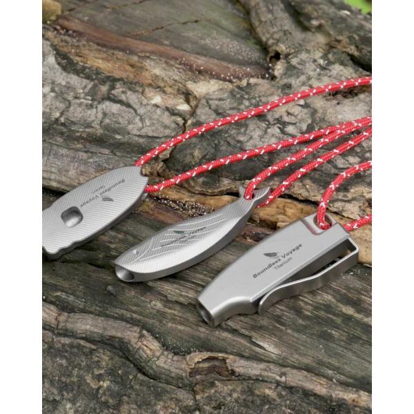 純チタン製の軽量で強力な音を発する緊急用ホイッスルです。最大120dB超の大音量で、遠くまで音が届きます。防水・防塵・耐熱設計で、雨天や高温環境でも使用可能です。吊り下げひもが付属し、キーホルダーやリュックへの装着が容易です。商品到着時に破...