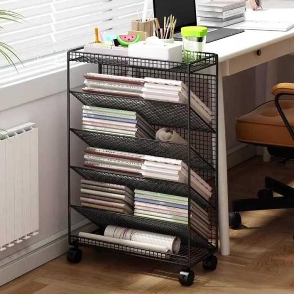 デスク横に置ける、キャスター付きの可動式鉄製ラックです。学習机や書斎、リビングの省スペース収納にご利用いただけます。素材は鉄製です。キャスターが付いているため、必要な場所へ簡単に移動できます。商品到着時に破損や不具合があった場合は、当店まで...