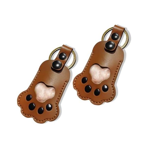 本革製のペットメモリアルケースです。遺毛や写真を収納し、大切な思い出を保管できます。上質な牛革を使用した丈夫な作りです。肉球の形にくり抜かれたデザインで、付属のキーホルダーで携帯も可能です。サイズは幅約7cm×高さ約10cm×奥行き約3cm...