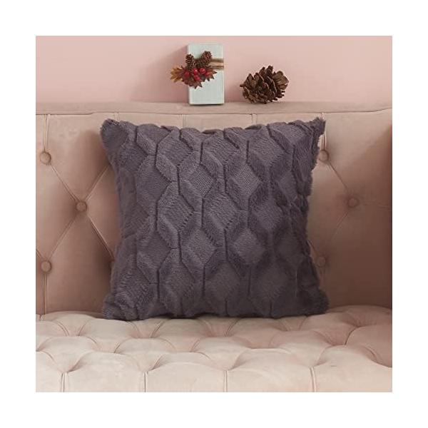 北欧風デザインのクッションカバーです。フェイクファーとベルベットの素材で柔らかな肌触りを実現し、幾何学模様がモダンな印象を与えます。サイズは50x50cmで2枚セットです。素材はフェイクファーとベルベットです。デザインを損なわない隠しファス...