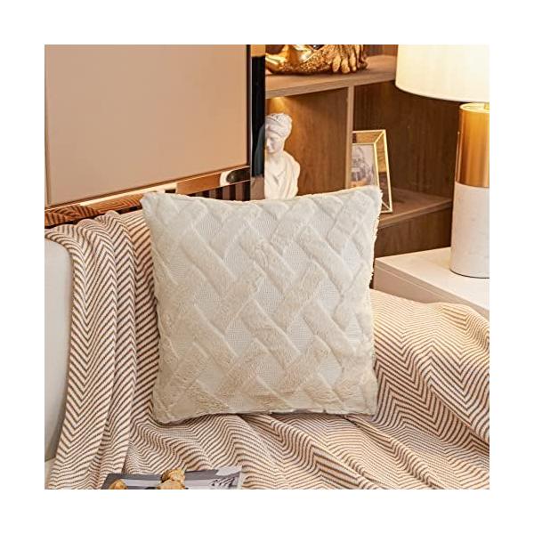 北欧風のデザインで、両面がフェイクファー仕様のクッションカバーです。立体的な幾何学模様がモダンな印象を与え、冬のインテリアを温かく彩ります。素材はフェイクファーです。サイズは約45x45cmで、2枚セットです。両面ファーで高級感のある触り心...