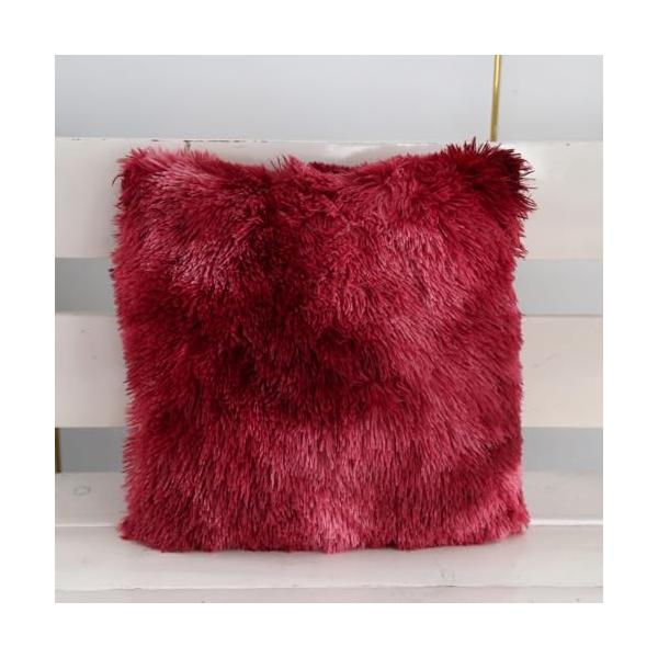 北欧風インテリアに合う、柔らかく暖かいフェイクファーのクッションカバーです。43cm四方のサイズで2枚セットとなっています。素材は両面フェイクファーです。全開ファスナーと隠しジッパー仕様で、クッションの出し入れがしやすく、デザインもすっきり...