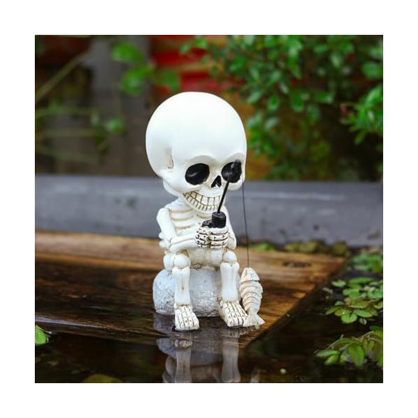 ハロウィンやパーティー、インテリアに適したゴシック風のスカル置物です。樹脂製で軽く耐久性があり、ガーデンや水族の装飾にも使用できます。サイズは約高さ15cm×幅10cmです。シンプルでかわいいデザインがインテリアを引き立てます。サイズは手作...