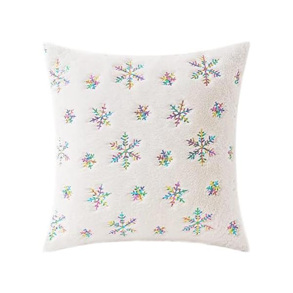 北欧風デザインのフェイクファー素材クッションカバーです。クリスマス柄と雪柄が施されたカラフルなスパンコールが特徴で、2枚セットでお届けします。素材はフェイクファーとスパンコールを使用しています。サイズは約45x45cmで、両面とも柄が見える...