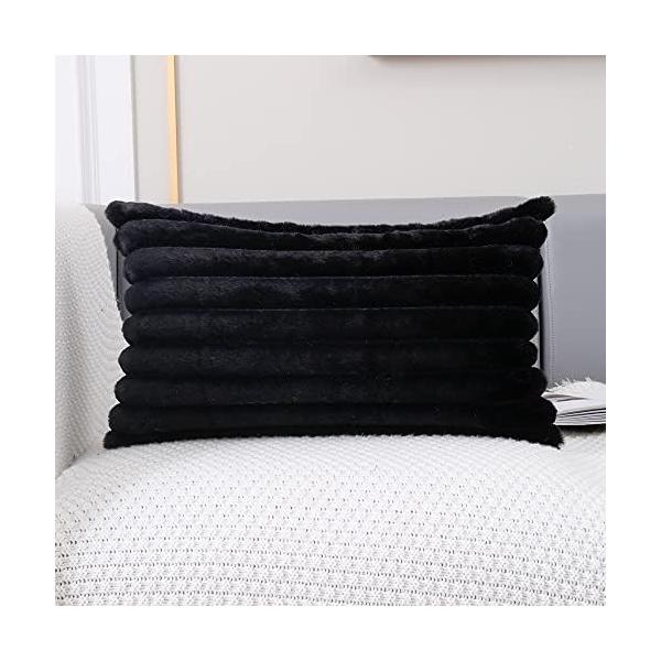 北欧風のストライプデザインが特徴のクッションカバーです。フェイクファーとベルベットの素材を組み合わせ、ふわふわでサラサラな質感を実現しています。サイズは30x50cmです。表から見えない隠しファスナー（ジッパー）が付いており、取り外しが簡単...