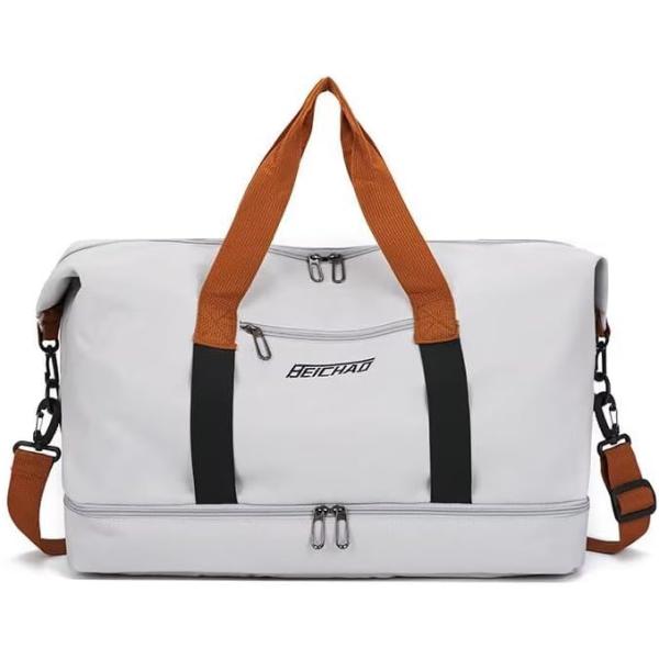 軽量で大容量なスポーツバッグです。ジムや旅行、アウトドアなど様々なシーンでご利用いただけます。防水加工のオックスフォードクロス素材を使用しています。サイズは高さ32cm×幅48cm×厚さ22cmです。乾湿分離機能と靴収納ポケットが付いていま...