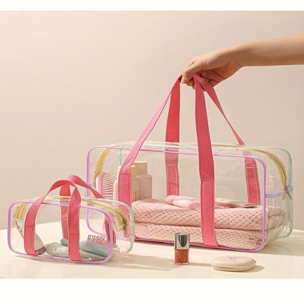 ビジネスや旅行、レジャーに使える透明なジェリーバッグです。軽量なPVC素材で耐久性があり、多様なアイテムをまとめて収納できます。素材はPVCです。サイズは幅約25cm×高さ約18cm×奥行約10cmです。メイクアップやトイレタリーの整理に便...