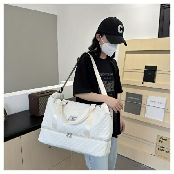 妊娠中やヨガ、ジム、短期旅行など、様々なシーンで使えるオールインワンの大容量バッグです。耐久性のあるオックス素材を使用。内部には多くのポケットを備え、収納力があります。付属のキャリアアタッチメントストラップで使い勝手が向上。サイズは幅約28...