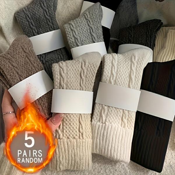 厚手のツイスト編みで保温性に優れたロングソックスです。無地に和風エンボス加工を施した上品なデザインで、5足セットになっています。厚手の生地が足元をしっかり温めます。和風エンボス加工で高級感のある仕上がりです。伸縮性のある素材でマタニティ期間...