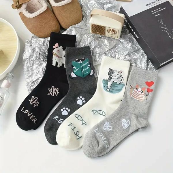 グラフィティ猫のキャラクター風デザインが特徴の女性用ミッドカーフソックス5足セットです。カジュアルなファッションに彩りを添えます。素材は綿とポリエステルの混紡で、柔らかな肌触りです。サイズはフリーサイズ(幅約8cm×高さ約19cm)です。5...