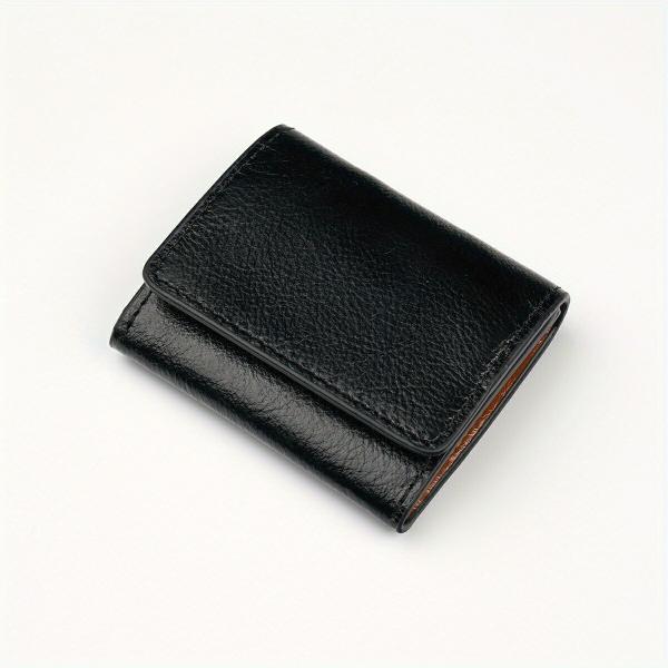 レザー製のハーフフォールドタイプの薄型財布です。メンズ・レディース問わず日常使いやギフトに適しています。スリムで軽量な設計です。ハーフフォールドタイプで小銭・紙幣・カードを収納できます。高級感のあるデザインで化粧箱入りです。素材は合皮レザー...
