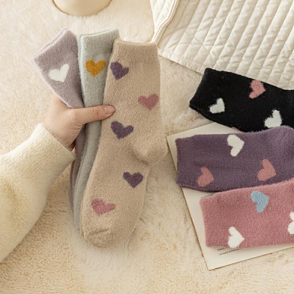冬の寒さ対策に適した、裏地付きのミッドカーフソックスです。暖かい裏地が冷えを防ぎます。カラーコードハートのデザインが特徴で、6色から選べます。綿混紡とポリエステルの素材で、サイズはM/L(約22-27cm)です。サイズは手作業のため誤差が生...