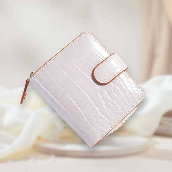 イタリア産TUSCANIA牛革を使用した、シンプルでエレガントな長財布です。男女兼用のデザインで、日常使いからプレゼントまで幅広くお使いいただけます。コンパクトながらカードポケットが多く、紙幣や小銭の収納力に優れています。柔らかく手になじむ...