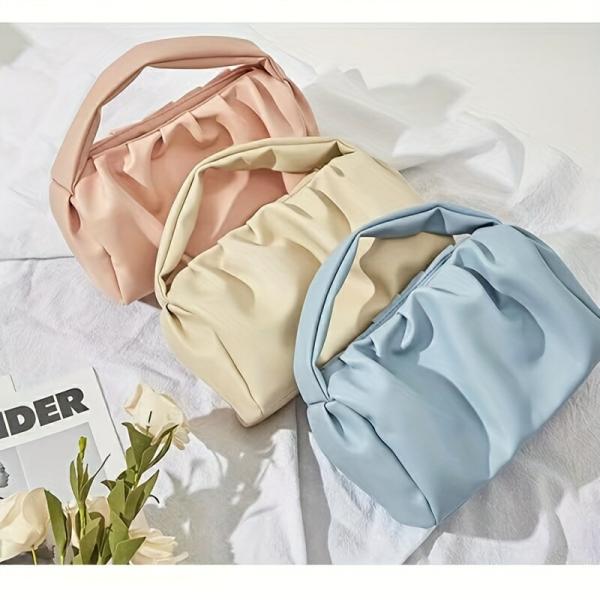 トレンドのクラウドバッグデザインを採用した、軽量で使いやすいレディース向けハンドバッグです。シンプルなデザインで、通勤や日常使いに合わせやすいアイテムです。軽量素材を使用しており、長時間の持ち運びも快適です。内側には複数のポケットがあり、小...