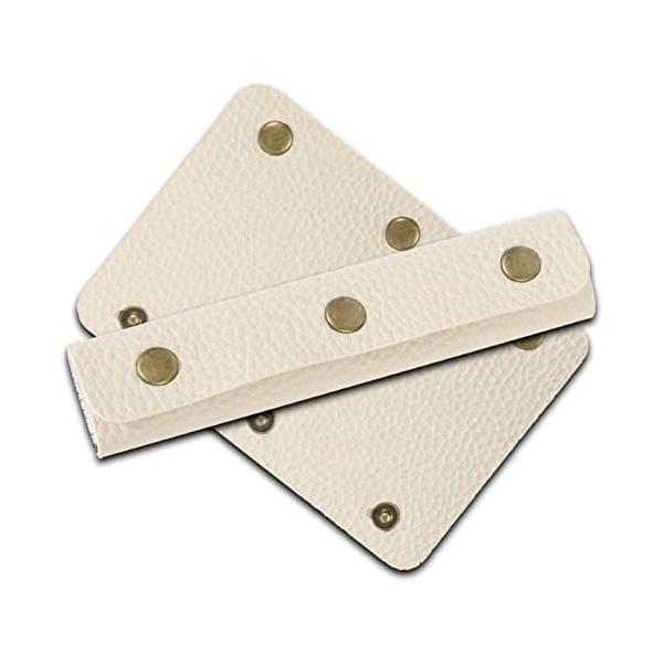 通勤やオフィスで使える、3つボタンタイプのPUレザー製持ち手カバーです。強度が高く、細いバッグの持ち手にも対応します。軽くて柔らかい肌触りで、ラグジュアリー感のあるデザインです。サイズは約13x9cm(ボタン締時は約13x3cm)です。サイ...