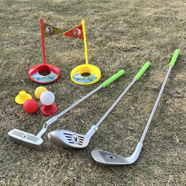 屋内でも屋外でも遊べる格納式のゴルフおもちゃセットです。クラブ3本、ボール3個、ターゲット2個、スタンド2個が付属しています。素材はプラスチック・樹脂製です。クラブは約40cm、ボールは直径約6cm、ターゲットは直径約15cmです。耐久性に...