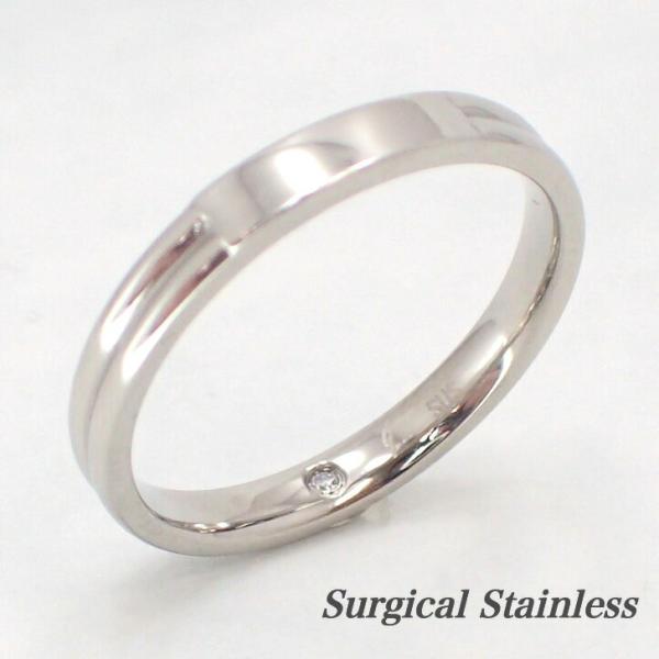 素材 サージカルステンレスキュービックジルコニア色 シルバーキュービックジルコニア特徴 一見シンプルなデザインですが、小さく表に入ったデザインが個性的に見せてくれます　さりげなく内側にキュービックジルコニアが入っているので高級感あふれるデザ...