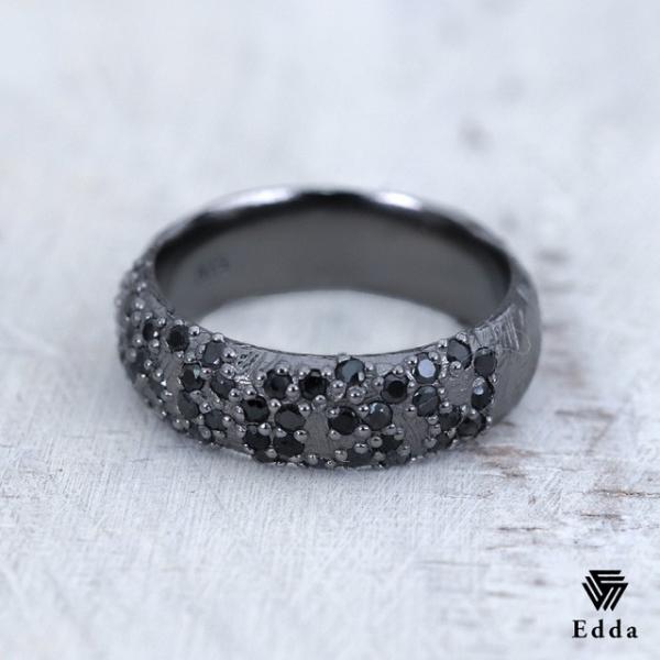 素材 シルバー925ブラックCZ 1.25mm・46pcs仕上げ メッキ（ブラックロジウム）サイズ 幅5.4mm厚み2.2mm特徴 存在感を主張するごつめリングに月のクレーターを思わせる凹凸。その中にランダムに埋め込まれた石が、一層のキラメ...