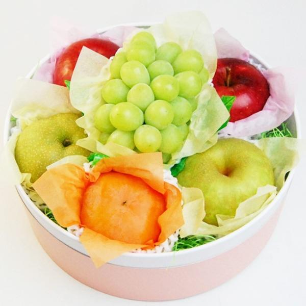 季節のギフトにはもちろん、お誕生日プレゼントや内祝・お見舞い・御祝にも人気です。丸い化粧箱にフルーツをお詰めした後、十字にリボンをおかけします。さらにそれを外箱にお入れし万全の梱包でお届けいたします。リボンのカラーは変更になる場合がございま...