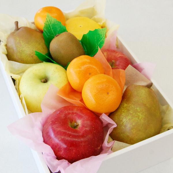 毎年お歳暮で大人気！Shomeido冬の自慢・静岡産みかんをはじめ、新物りんごや洋梨など入ったボリューム満点のフルーツセットです。四角い化粧箱にフルーツたちをお詰めしてお届けいたします。お歳暮以外のフォーマルな贈り物にもぴったり。デリケート...