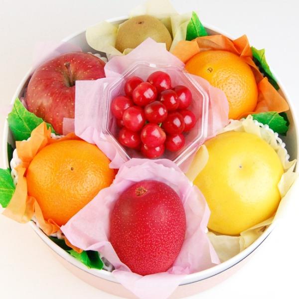 真ん中にルビーのようなさくらんぼが入った今の季節ならではのセットです。セット内容・・・ ◆さくらんぼ(山形産もしくは山梨産)品種：佐藤錦・紅秀峰・高砂など　1パック(約80g)◆ミニマンゴー1個（宮崎産）◆りんご1個（青森産）◆ゴールドキウ...