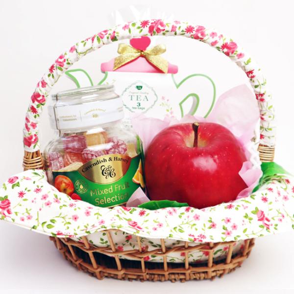 定番フルーツと瓶入りのキャンディー、紅茶のティーバッグを可愛らしいバスケットに詰めました。ちょっとしたご挨拶や御礼、内祝いやお誕生日の贈り物に。お楽しみいただいた後のバスケットは、お菓子や小物を入れてご利用いただけます。◆セット内容・国産り...
