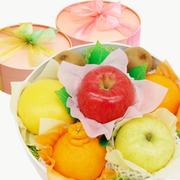 商品内容：りんごや柑橘など旬の特選フルーツを彩りよくお詰めいたします。(時期や種類により4〜8種)発送時期：一年を通してご利用いただけます配送温度帯：クール梱包サイズ：100サイズ箱の大きさ：直径約29cmラッピングに関して：丸い化粧箱にフ...