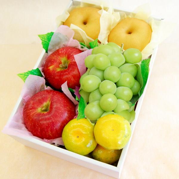 ご用途：お祝い・内祝い・誕生日お祝い・お礼・お見舞いなどギフト全般に当フルーツ盛り合せギフトがぴったりです。商品内容■シャインマスカット(山梨・長野・島根産など国産)■りんご2個（長野または青森産）■梨2個（長野または愛知産）■極早生みかん...