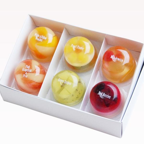 キラキラ輝くフルーツゼリー たかはたファームミックスゼリー 6個セット見た目も可愛らしく華やかで、御祝・内祝、お誕生日、御礼、お見舞など各種贈り物に好評です。包装後、半透明の手提袋(小花)に入れ、外箱に入れてお届けします。常温保存可能、日持...