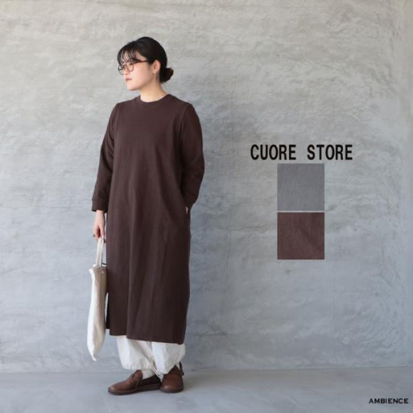 概要カットソーと布帛素材を組み合わせた異素材ドッキングワンピース。前身頃部分には着心地の良いカットソー素材を使用し、後ろには布帛素材を採用することで、1枚でコーディネートが完成するデザインに仕上げました。背中部分に施したギャザーデザインが、...