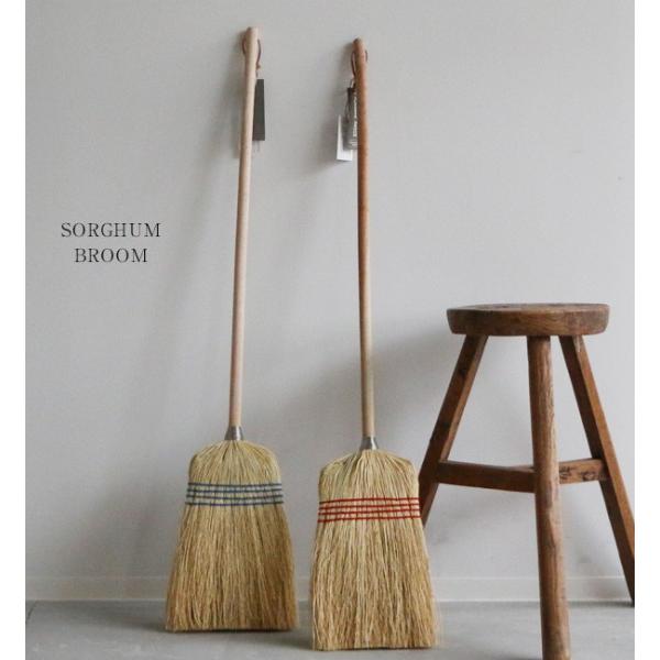 毎日の生活に欠かせない、お掃除。ソルガム（モロコシ）からひとつひとつ手作りされたホウキは、飾らないシンプルなスタイルながら、どこか味わいがあります。電気を使わないエコなお掃除で、毎日の心地よい生活を。柄の先には革紐付きで、フックにかけた姿も...